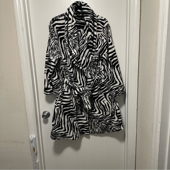 Covington | Intimates & Sleepwear | Covington Fleece Zebra Striped Robe ...